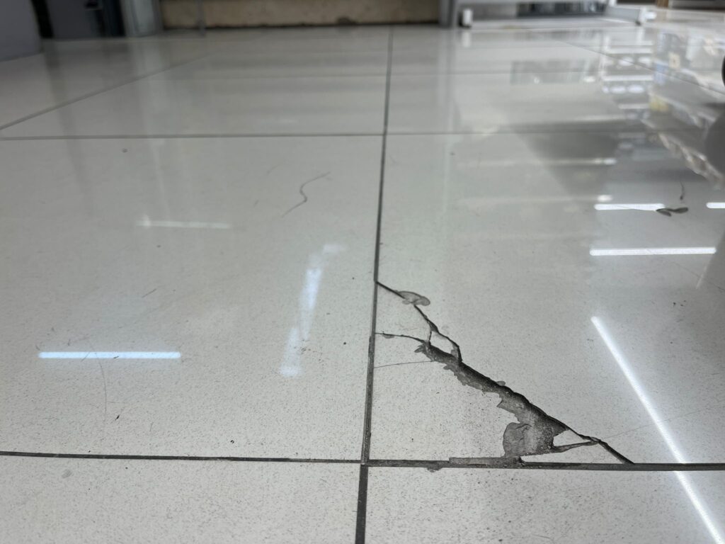 Cómo reparar una baldosa rota: Cuatro tipos de reparaciones